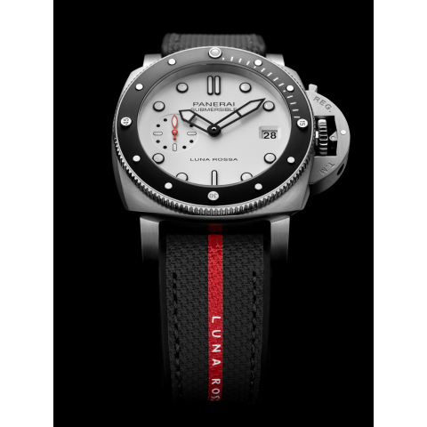 Panerai Submersible Luna Rossa PAM 1579 42mm Automatic | US Panerai ...
